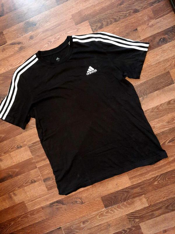 Мужская черная футболка adidas с лампасами оригинал.: цена 350 грн ...